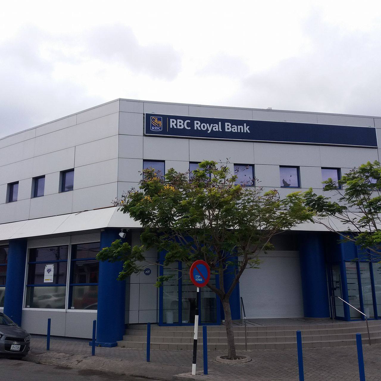 BREAKING NEWS: RBC BANK ROBBED BY LONE ROBBER - StMaartenNews.com ...