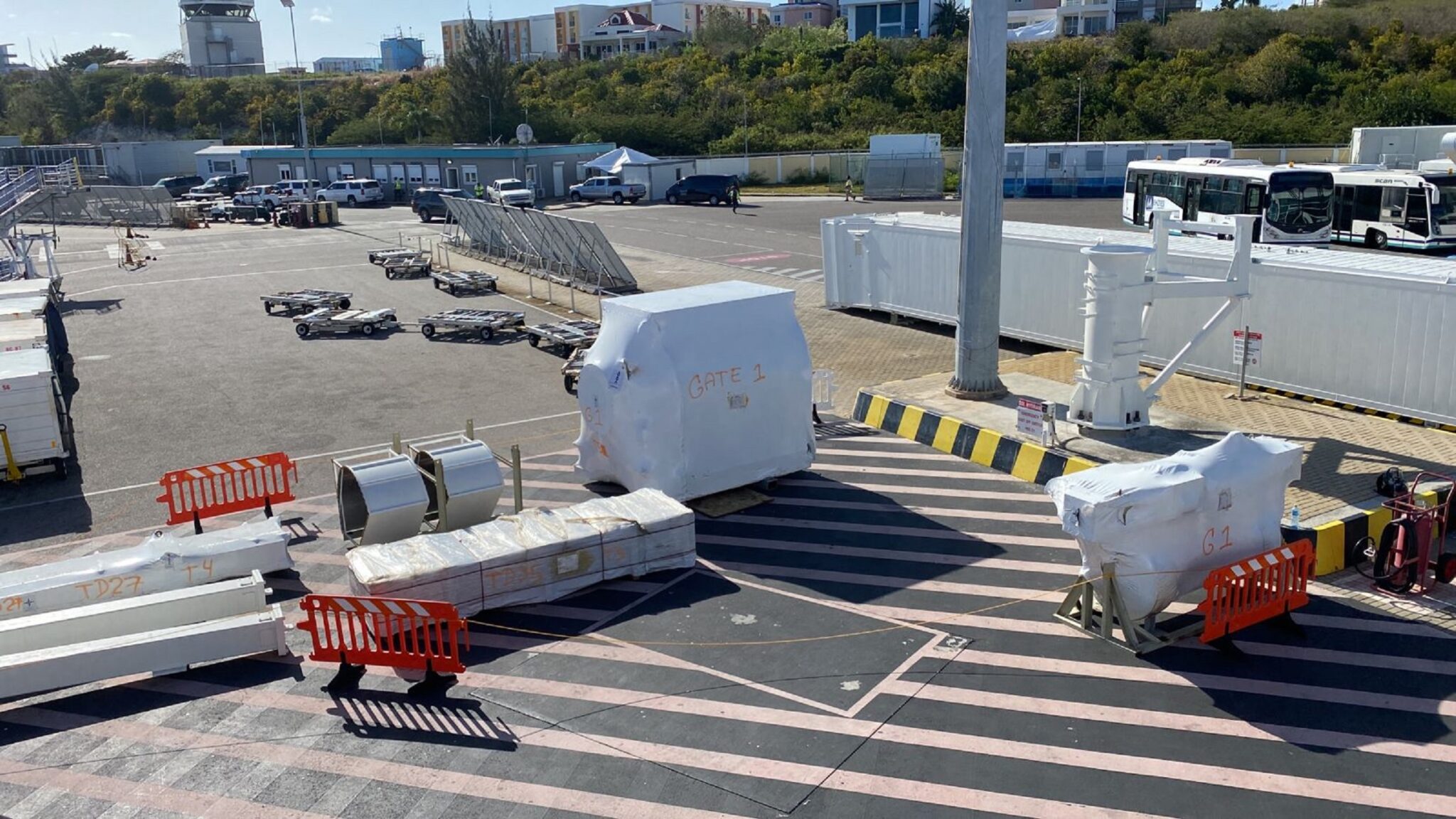 Jetbridge being installed at Princess Juliana International Airport ...